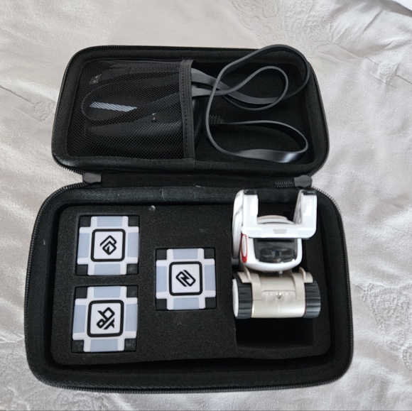 cozmo | Other | Cozmo Anki Robot Toy Like New Fully Functional Used One ...